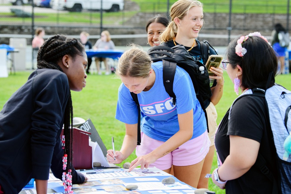 Mount hosts club fair for students | Mount Saint Mary College