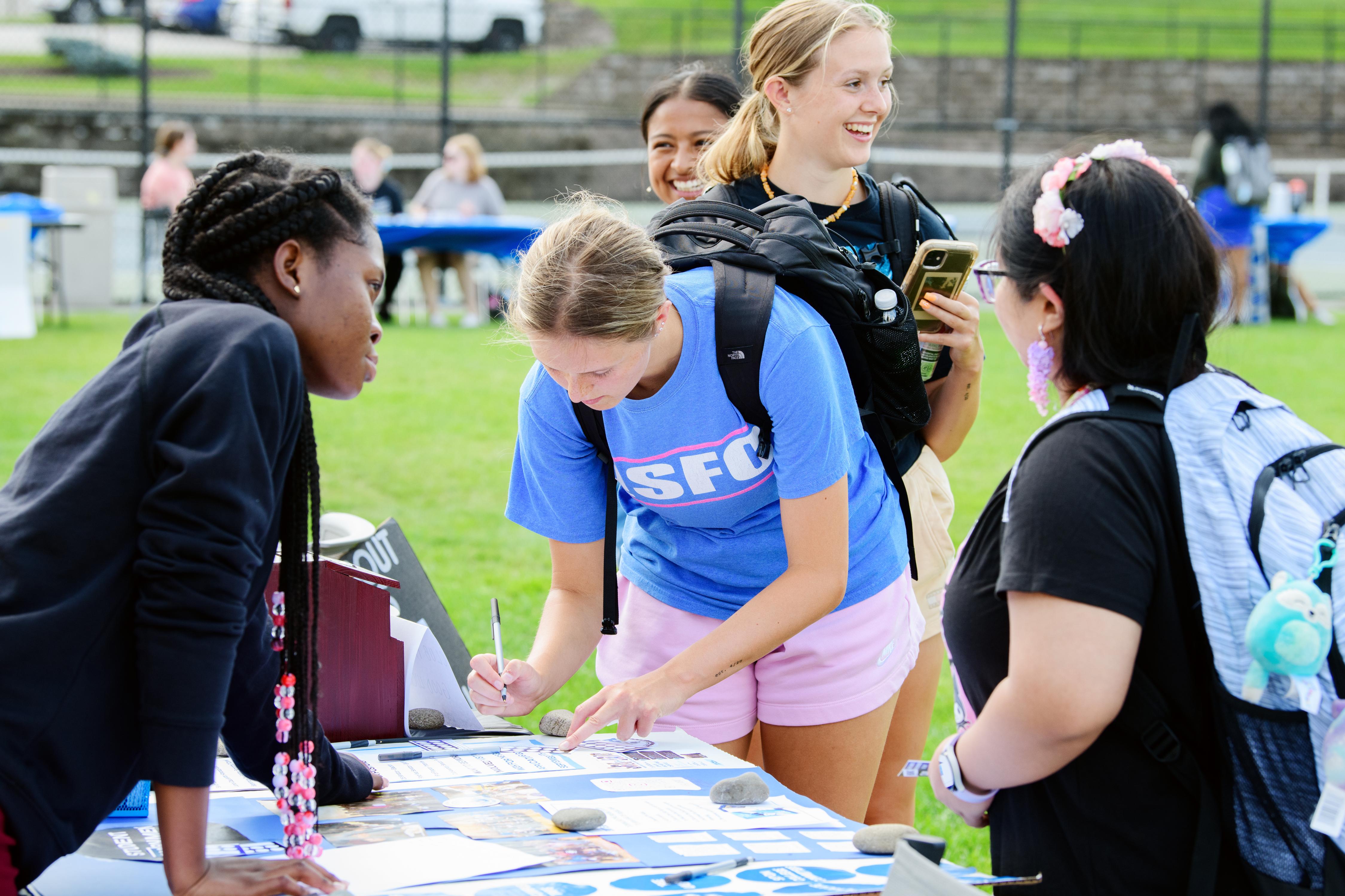 Mount hosts club fair for students | Mount Saint Mary College
