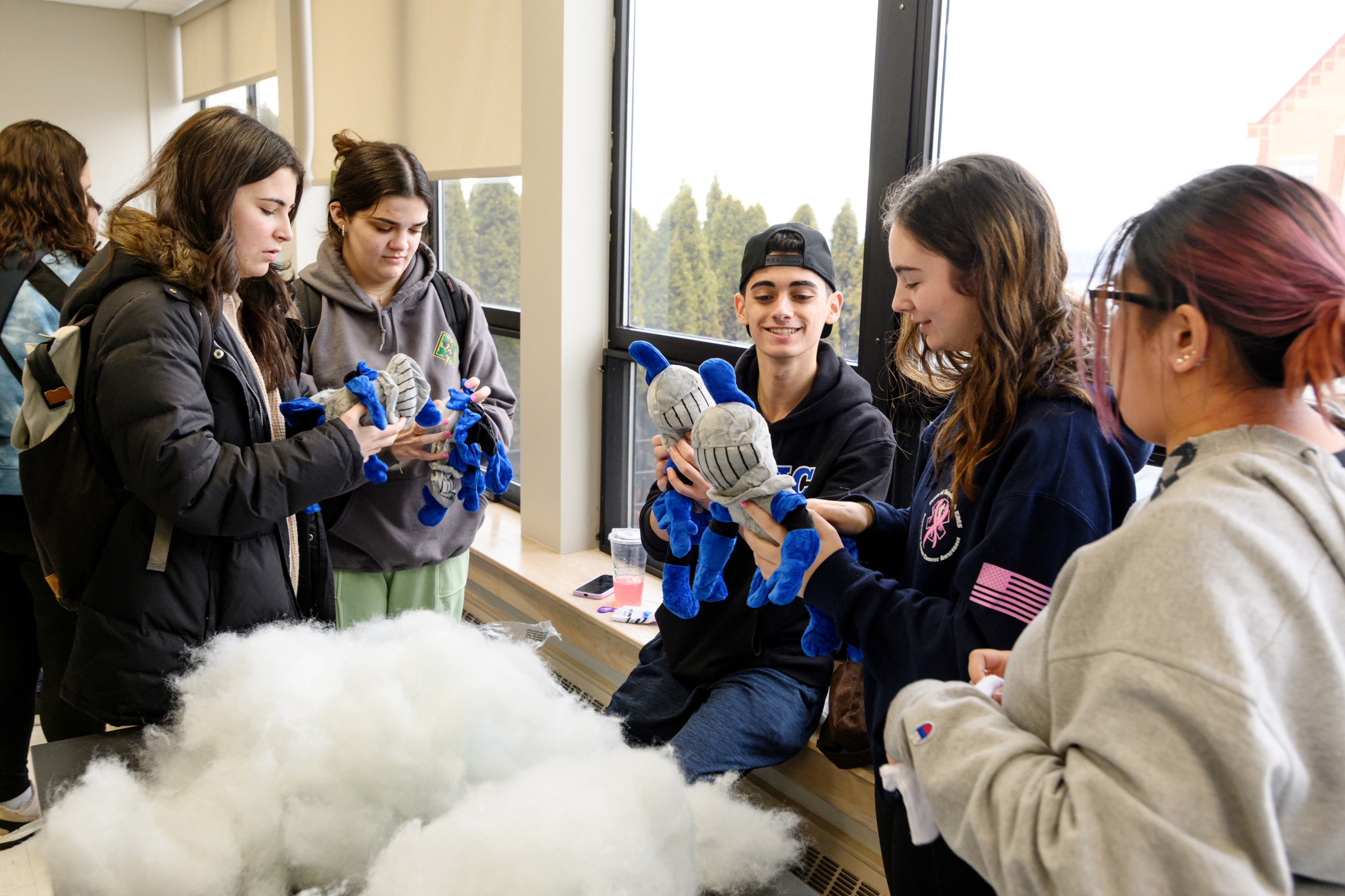 Mount students stuffed with college pride at ‘Stuff-a-Knight’ event ...